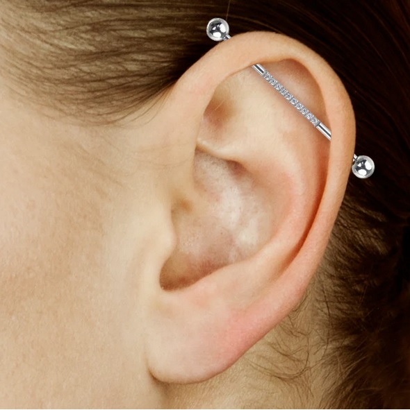 Piercing industriel : origines, tendances, déroulement, douleur
